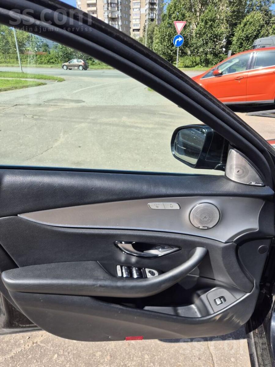 Melns Mercedes-Benz E 220 2016 Rīga, ar dzinēja tilpumu 2.00 L un nobraukumu 317 tūkst. km par 9990 €, foto 17 vietnē AUTOMOTO.COM.LV