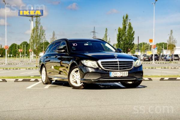 Черный Мерседес E 220 2016 в Рига, объемом двигателя 2.00 л и пробегом 317 тыс. км за 9990 €, фото 2 на AUTOMOTO.COM.LV