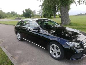 Черный Мерседес E 220 2016 в Каунас, объемом двигателя 1.95 л и пробегом 305 тыс. км за 8800 €, фото  на AUTOMOTO.COM.LV