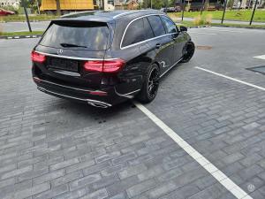 Black Mercedes-Benz E 220 2016 in Kaunas, with an engine capacity of 1.95 L and mileage of 111 thousand km for 17500 €, photo 7 on AUTOMOTO.COM.LV
