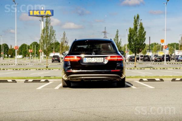 Черный Мерседес E 220 2016 в Рига, объемом двигателя 2.00 л и пробегом 317 тыс. км за 9190 €, фото 8 на AUTOMOTO.COM.LV