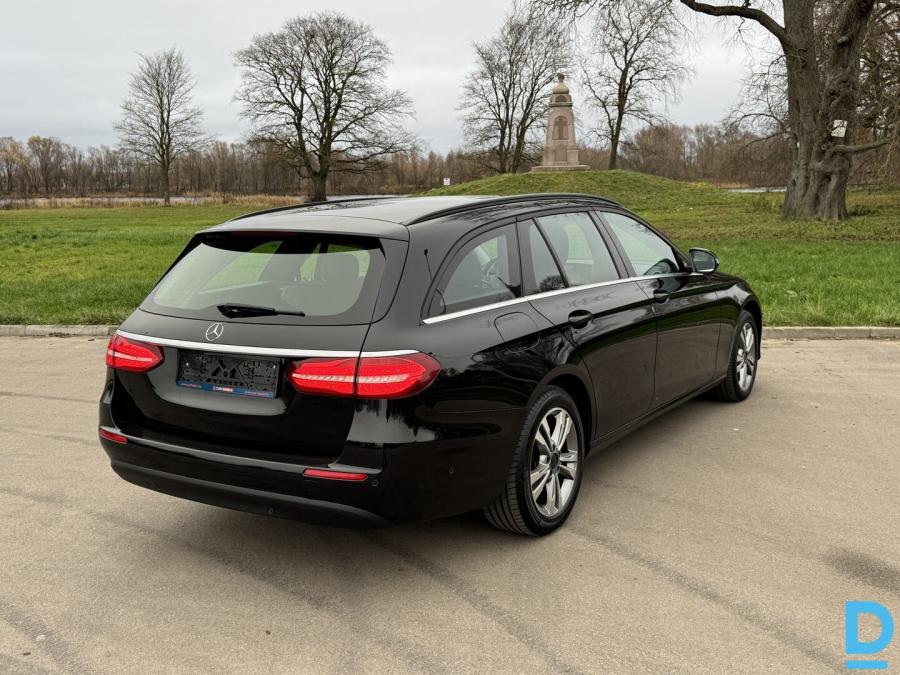 Black Mercedes-Benz E 220 2017 in Riga, with an engine capacity of 2.00 L and mileage of 235 thousand km for 14250 €, photo 2 on AUTOMOTO.COM.LV