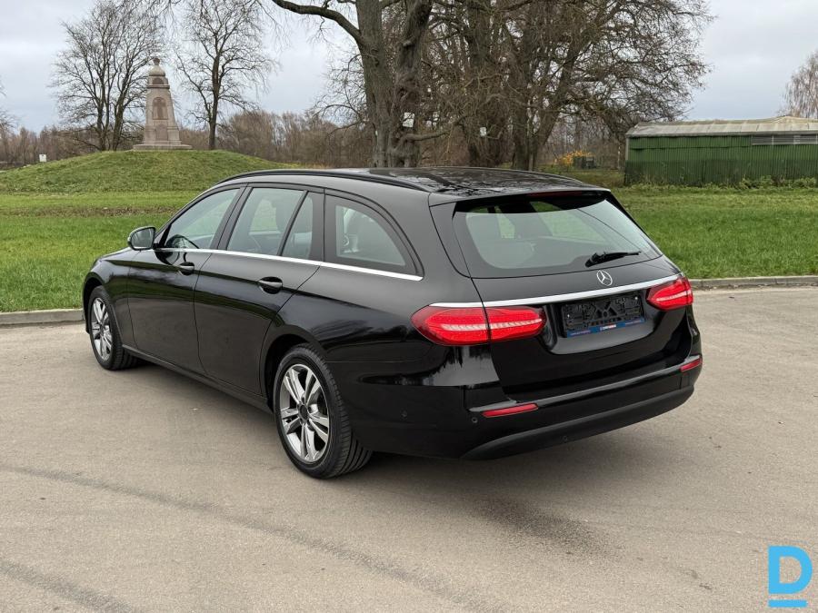 Black Mercedes-Benz E 220 2017 in Riga, with an engine capacity of 2.00 L and mileage of 235 thousand km for 14250 €, photo 3 on AUTOMOTO.COM.LV