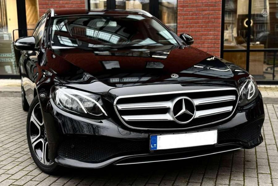 Black Mercedes-Benz E 220 2017 in Klaipeda, with an engine capacity of 1.95 L and mileage of 241 thousand km for 14700 €, photo 3 on AUTOMOTO.COM.LV