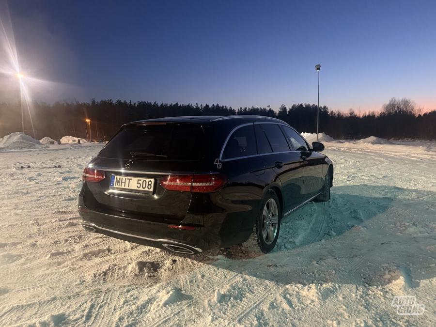 Black Mercedes-Benz E 220 2017 in Vilnius, with an engine capacity of 2.00 L and mileage of 580 thousand km for 7200 €, photo 3 on AUTOMOTO.COM.LV