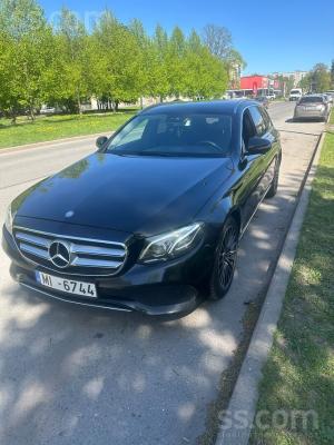 Black Mercedes-Benz E 220 2017 in Riga, with an engine capacity of 2.00 L and mileage of 360 thousand km for 9950 €, photo 3 on AUTOMOTO.COM.LV