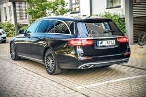 Black Mercedes-Benz E 220 2017 in Riga, with an engine capacity of 2.00 L and mileage of 0 thousand km for 8990 €, photo 7 on AUTOMOTO.COM.LV