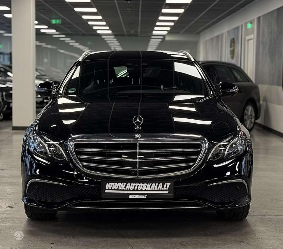 Black Mercedes-Benz E 220 2017 in Klaipeda, with an engine capacity of 1.95 L and mileage of 268 thousand km for 17200 €, photo 3 on AUTOMOTO.COM.LV