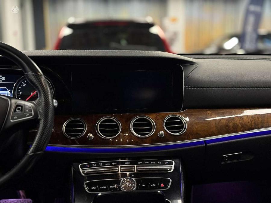 Black Mercedes-Benz E 220 2017 in Klaipeda, with an engine capacity of 1.95 L and mileage of 268 thousand km for 17200 €, photo 11 on AUTOMOTO.COM.LV