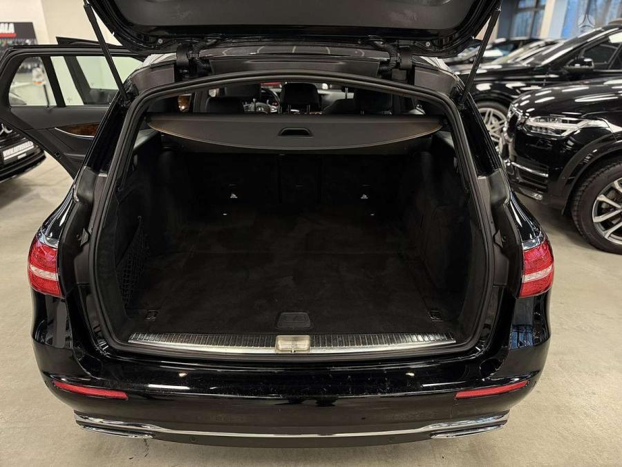 Black Mercedes-Benz E 220 2017 in Klaipeda, with an engine capacity of 1.95 L and mileage of 268 thousand km for 17200 €, photo 16 on AUTOMOTO.COM.LV