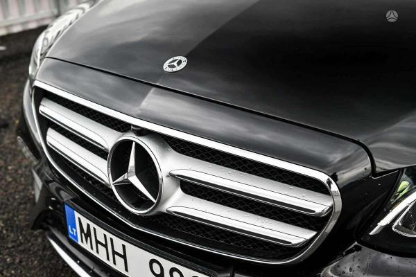 Black Mercedes-Benz E 220 2017 in Vilnius, with an engine capacity of 1.95 L and mileage of 210 thousand km for 18900 €, photo 3 on AUTOMOTO.COM.LV