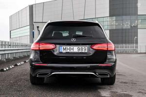 Black Mercedes-Benz E 220 2017 in Vilnius, with an engine capacity of 1.95 L and mileage of 210 thousand km for 18900 €, photo 7 on AUTOMOTO.COM.LV