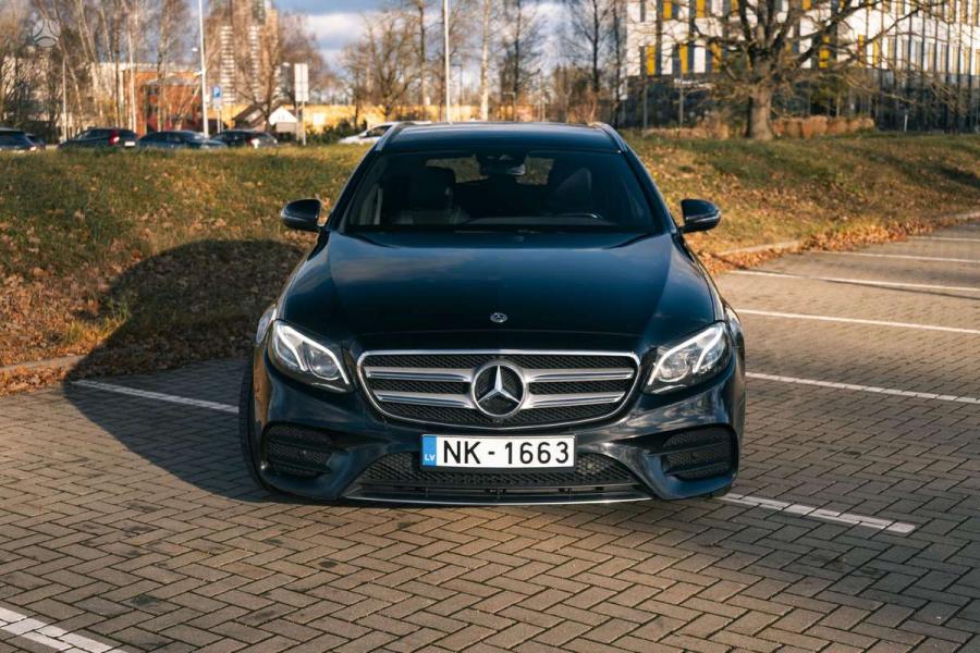 Black Mercedes-Benz E 220 2018 in Riga, with an engine capacity of 1.95 L and mileage of 149 thousand km for 24450 €, photo 2 on AUTOMOTO.COM.LV