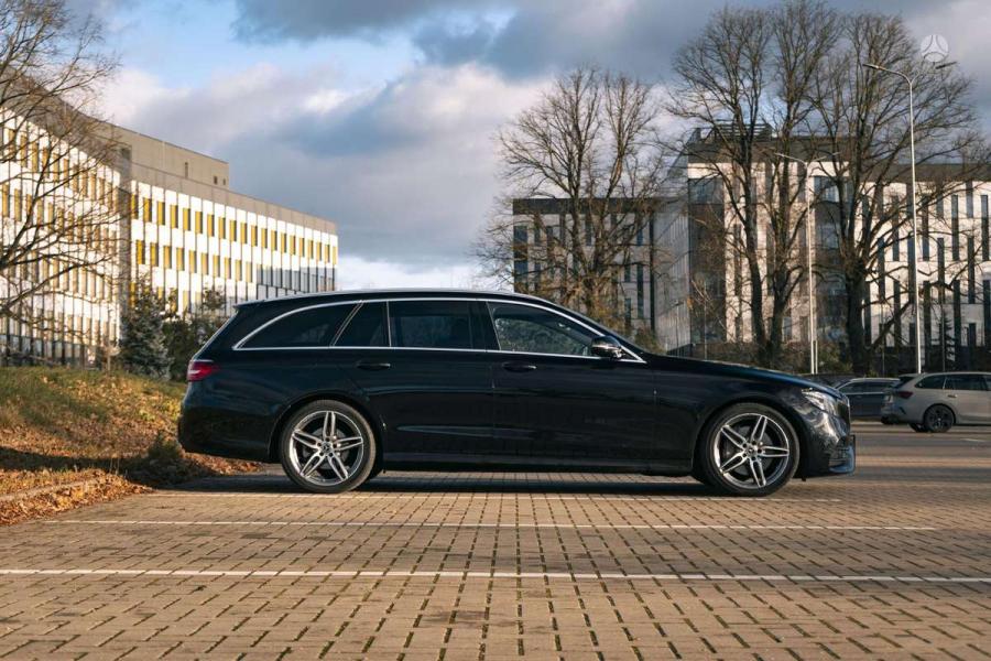 Black Mercedes-Benz E 220 2018 in Riga, with an engine capacity of 1.95 L and mileage of 149 thousand km for 24450 €, photo 3 on AUTOMOTO.COM.LV