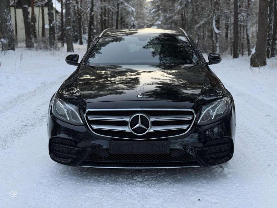 Black Mercedes-Benz E 220 2018 in Kaunas, with an engine capacity of 1.95 L and mileage of 600 thousand km for 10500 €, photo 2 on AUTOMOTO.COM.LV