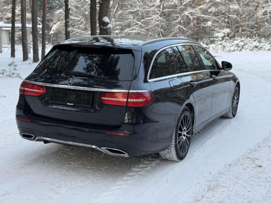 Black Mercedes-Benz E 220 2018 in Kaunas, with an engine capacity of 1.95 L and mileage of 600 thousand km for 10500 €, photo 5 on AUTOMOTO.COM.LV