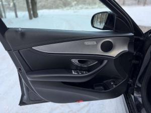 Black Mercedes-Benz E 220 2018 in Kaunas, with an engine capacity of 1.95 L and mileage of 600 thousand km for 10500 €, photo 13 on AUTOMOTO.COM.LV