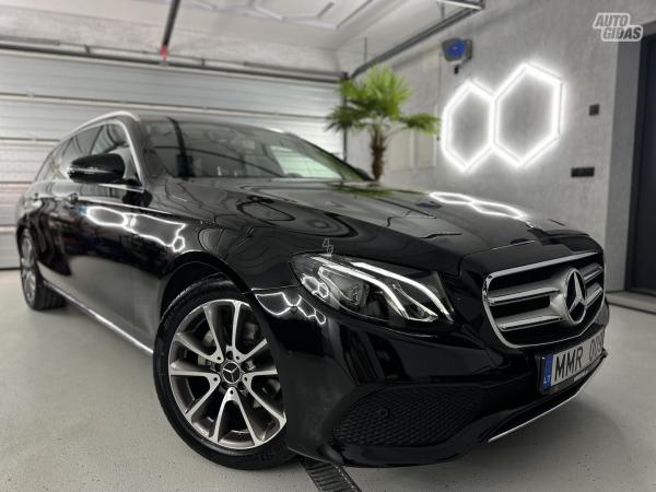 Черный Мерседес E 220 2018 в Каунас, объемом двигателя 2.00 л и пробегом 388 тыс. км за 10999 €, фото 1 на AUTOMOTO.COM.LV