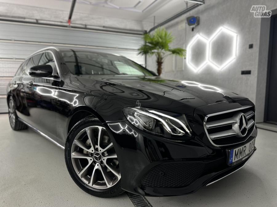 Black Mercedes-Benz E 220 2018 in Kaunas, with an engine capacity of 2.00 L and mileage of 388 thousand km for 10999 €, photo 1 on AUTOMOTO.COM.LV