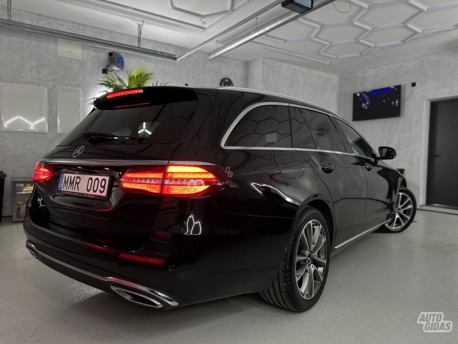 Black Mercedes-Benz E 220 2018 in Kaunas, with an engine capacity of 2.00 L and mileage of 388 thousand km for 10999 €, photo 3 on AUTOMOTO.COM.LV