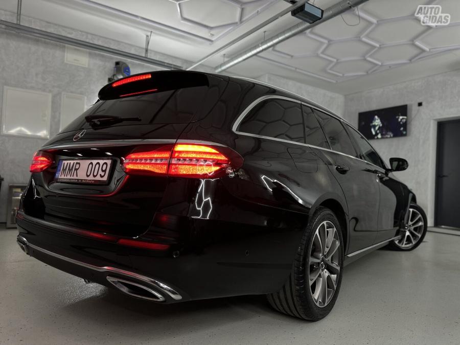 Black Mercedes-Benz E 220 2018 in Kaunas, with an engine capacity of 2.00 L and mileage of 388 thousand km for 10999 €, photo 12 on AUTOMOTO.COM.LV
