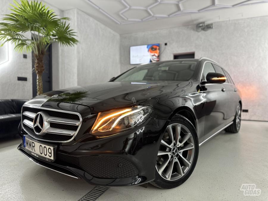 Black Mercedes-Benz E 220 2018 in Kaunas, with an engine capacity of 2.00 L and mileage of 388 thousand km for 10999 €, photo 13 on AUTOMOTO.COM.LV