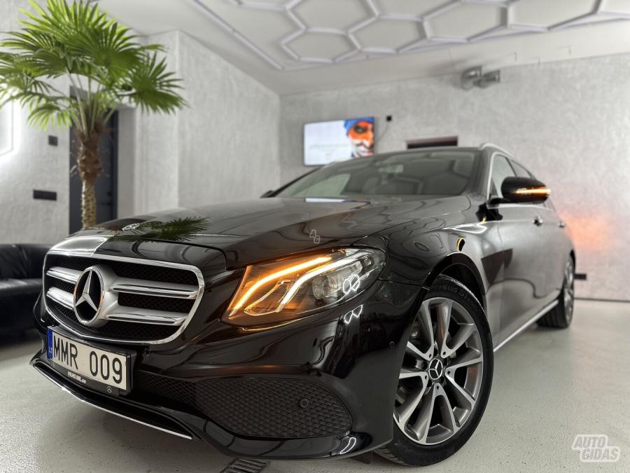 Black Mercedes-Benz E 220 2018 in Kaunas, with an engine capacity of 2.00 L and mileage of 388 thousand km for 10999 €, photo 33 on AUTOMOTO.COM.LV