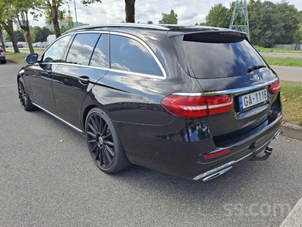 Черный Мерседес E 220 2018 в Рига, объемом двигателя 2.00 л и пробегом 389 тыс. км за 13500 €, фото 3 на AUTOMOTO.COM.LV