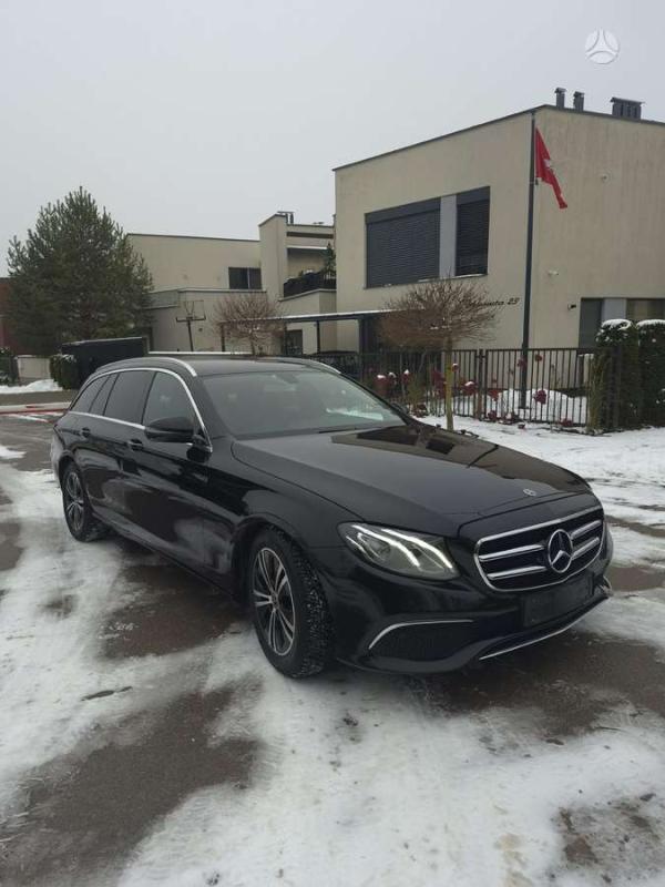 Black Mercedes-Benz E 220 2019 in Siauliai, with an engine capacity of 1.95 L and mileage of 325 thousand km for 10350 €, photo 2 on AUTOMOTO.COM.LV