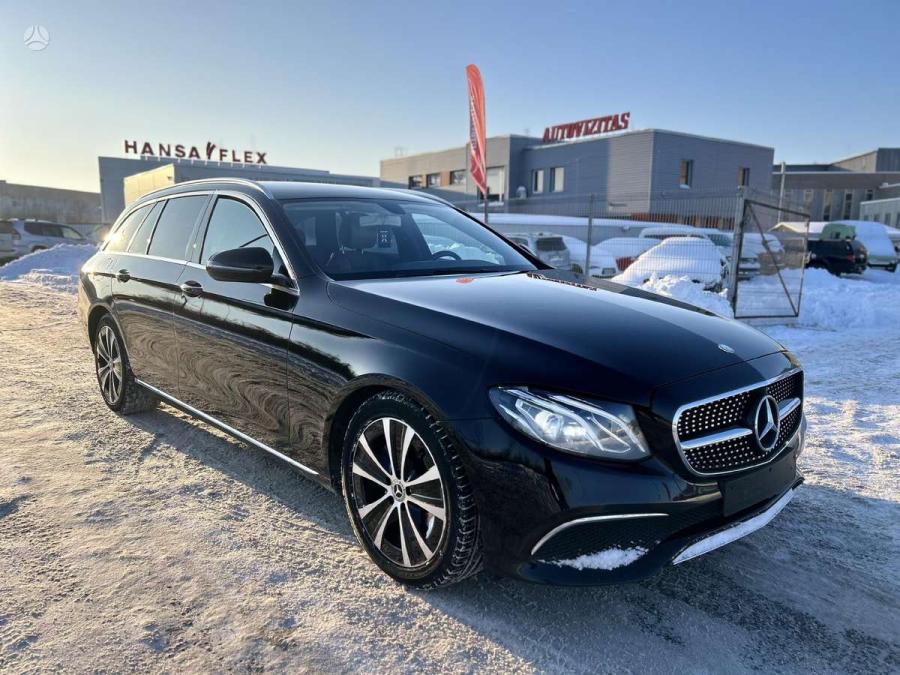 Black Mercedes-Benz E 220 2019 in Panevezys, with an engine capacity of 1.95 L and mileage of 256 thousand km for 14500 €, photo 2 on AUTOMOTO.COM.LV