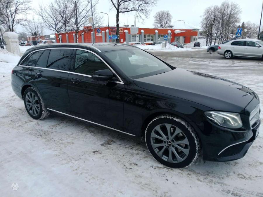 Black Mercedes-Benz E 220 2019 in Plunge, with an engine capacity of 1.95 L and mileage of 161 thousand km for 21900 €, photo 1 on AUTOMOTO.COM.LV