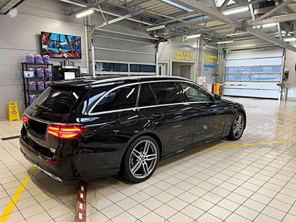 Black Mercedes-Benz E 220 2019 in Vilnius, with an engine capacity of 1.95 L and mileage of 268 thousand km for 17500 €, photo 3 on AUTOMOTO.COM.LV