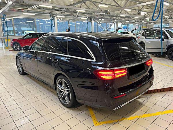 Black Mercedes-Benz E 220 2019 in Vilnius, with an engine capacity of 1.95 L and mileage of 268 thousand km for 17500 €, photo 4 on AUTOMOTO.COM.LV