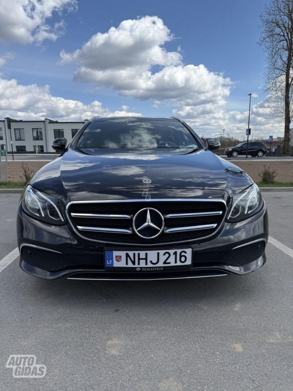 Black Mercedes-Benz E 220 2019 in Vilnius, with an engine capacity of 2.00 L and mileage of 318 thousand km for 14300 €, photo 5 on AUTOMOTO.COM.LV