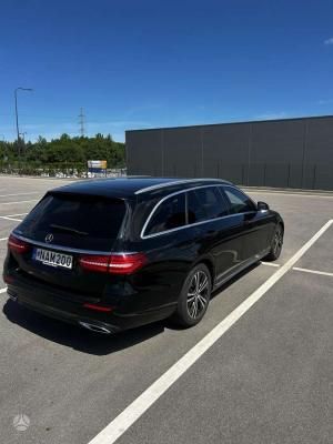 Black Mercedes-Benz E 220 2019 in Kaunas, with an engine capacity of 1.95 L and mileage of 310 thousand km for 12500 €, photo 3 on AUTOMOTO.COM.LV