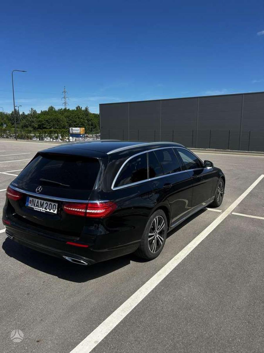Black Mercedes-Benz E 220 2019 in Kaunas, with an engine capacity of 1.95 L and mileage of 310 thousand km for 12500 €, photo 3 on AUTOMOTO.COM.LV