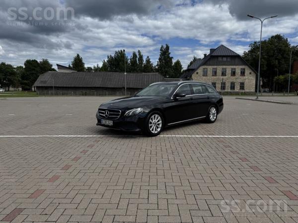 Черный Мерседес E 220 2019 в Цесис, объемом двигателя 2.00 л и пробегом 205 тыс. км за 18900 €, фото 2 на AUTOMOTO.COM.LV