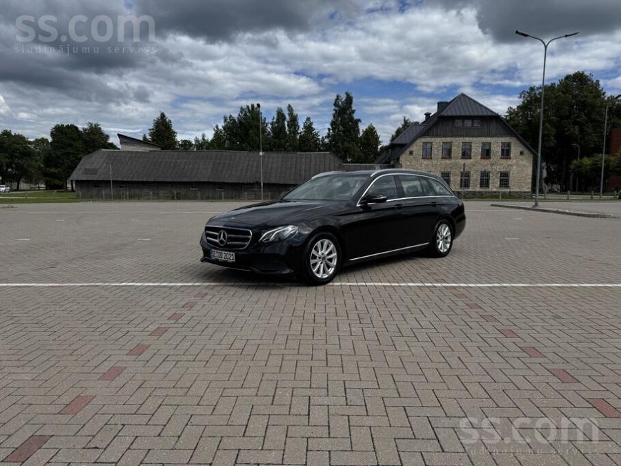 Black Mercedes-Benz E 220 2019 in Cesis, with an engine capacity of 2.00 L and mileage of 205 thousand km for 18900 €, photo 3 on AUTOMOTO.COM.LV