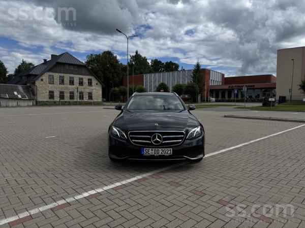 Черный Мерседес E 220 2019 в Цесис, объемом двигателя 2.00 л и пробегом 205 тыс. км за 18900 €, фото 3 на AUTOMOTO.COM.LV