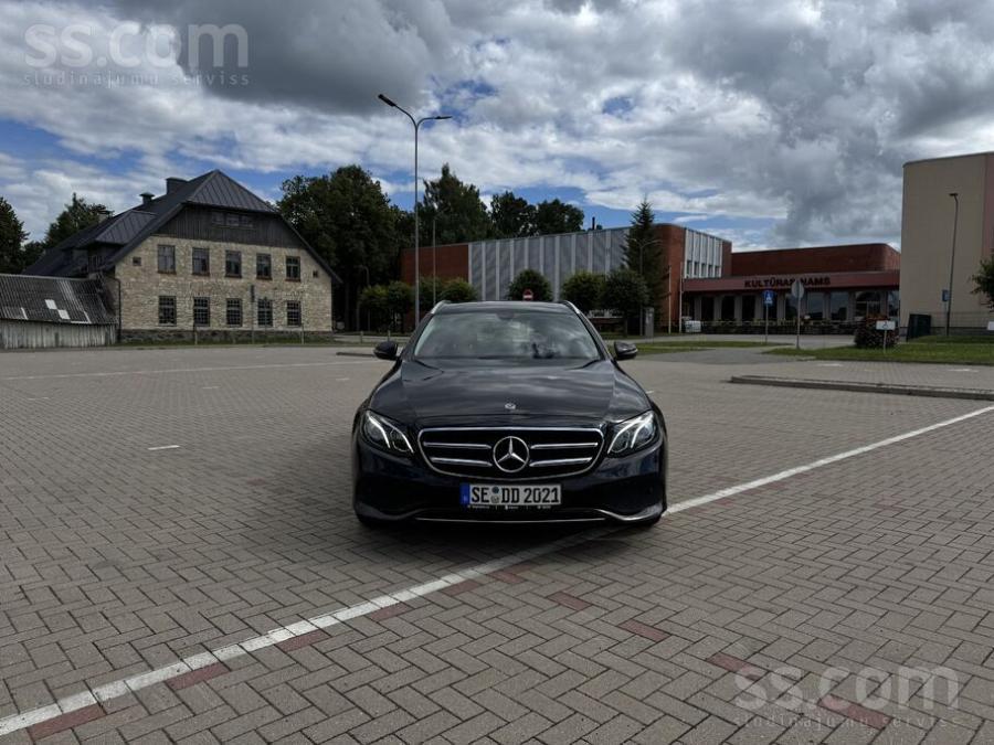 Black Mercedes-Benz E 220 2019 in Cesis, with an engine capacity of 2.00 L and mileage of 205 thousand km for 18900 €, photo 4 on AUTOMOTO.COM.LV
