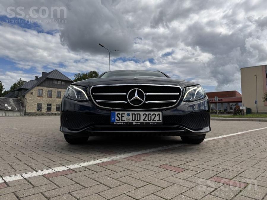 Black Mercedes-Benz E 220 2019 in Cesis, with an engine capacity of 2.00 L and mileage of 205 thousand km for 18900 €, photo 6 on AUTOMOTO.COM.LV