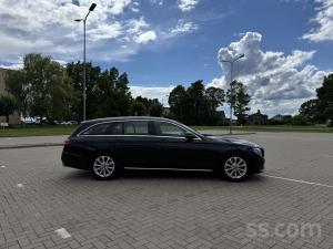Black Mercedes-Benz E 220 2019 in Cesis, with an engine capacity of 2.00 L and mileage of 205 thousand km for 18900 €, photo 7 on AUTOMOTO.COM.LV