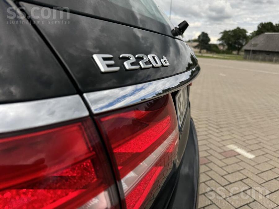 Black Mercedes-Benz E 220 2019 in Cesis, with an engine capacity of 2.00 L and mileage of 205 thousand km for 18900 €, photo 11 on AUTOMOTO.COM.LV