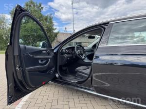 Black Mercedes-Benz E 220 2019 in Cesis, with an engine capacity of 2.00 L and mileage of 205 thousand km for 18900 €, photo 26 on AUTOMOTO.COM.LV