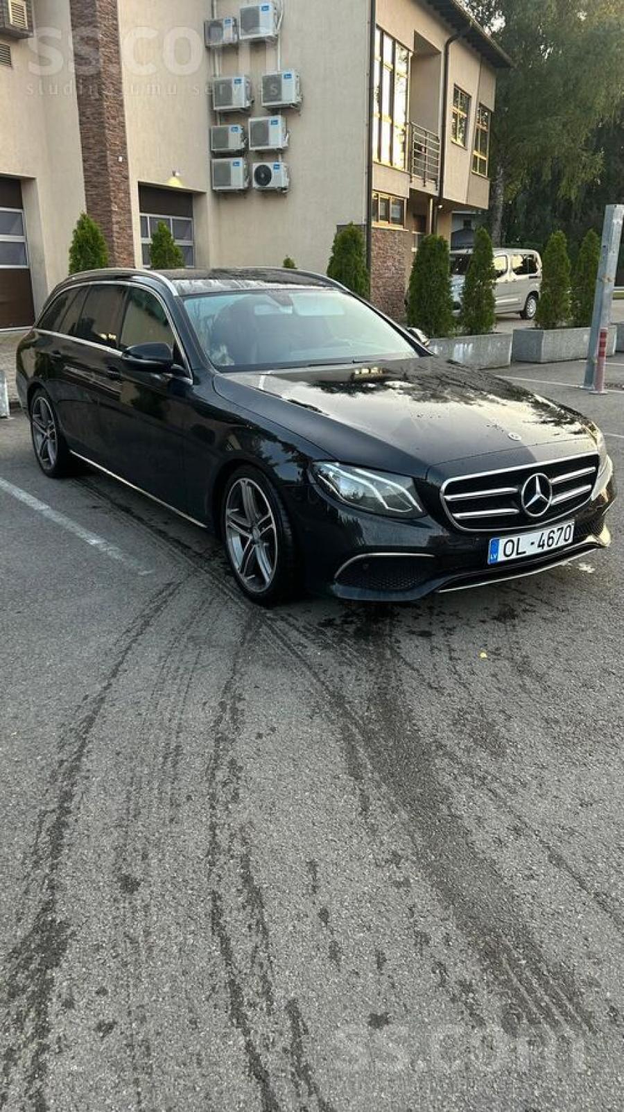 Black Mercedes-Benz E 220 2019 in Riga, with an engine capacity of 2.00 L and mileage of 130 thousand km for 15300 €, photo 3 on AUTOMOTO.COM.LV