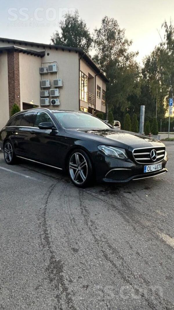 Black Mercedes-Benz E 220 2019 in Riga, with an engine capacity of 2.00 L and mileage of 130 thousand km for 15300 €, photo 3 on AUTOMOTO.COM.LV