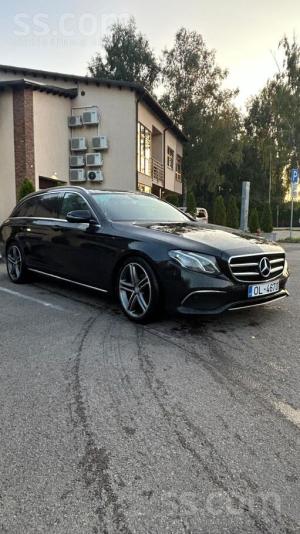 Black Mercedes-Benz E 220 2019 in Riga, with an engine capacity of 2.00 L and mileage of 130 thousand km for 15300 €, photo 4 on AUTOMOTO.COM.LV