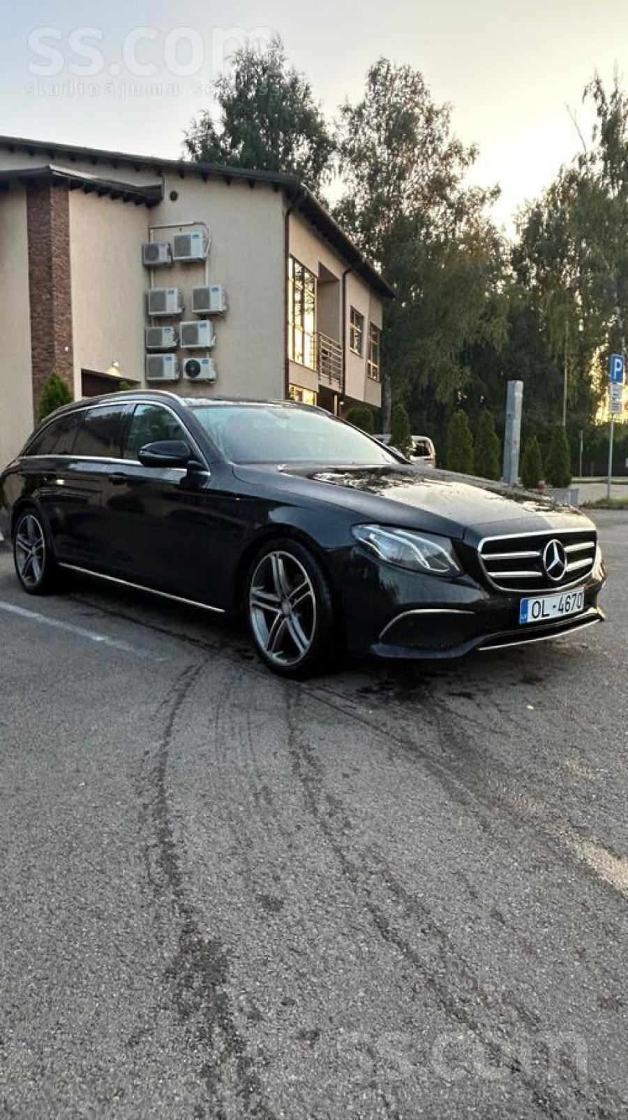 Black Mercedes-Benz E 220 2019 in Riga, with an engine capacity of 2.00 L and mileage of 130 thousand km for 15300 €, photo 4 on AUTOMOTO.COM.LV