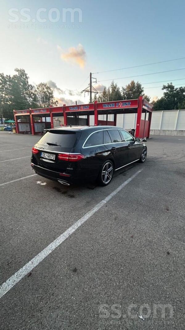 Black Mercedes-Benz E 220 2019 in Riga, with an engine capacity of 2.00 L and mileage of 130 thousand km for 15300 €, photo 4 on AUTOMOTO.COM.LV
