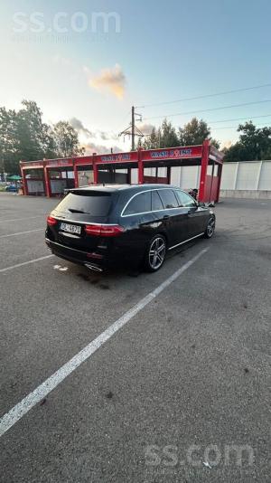 Black Mercedes-Benz E 220 2019 in Riga, with an engine capacity of 2.00 L and mileage of 130 thousand km for 15300 €, photo 5 on AUTOMOTO.COM.LV